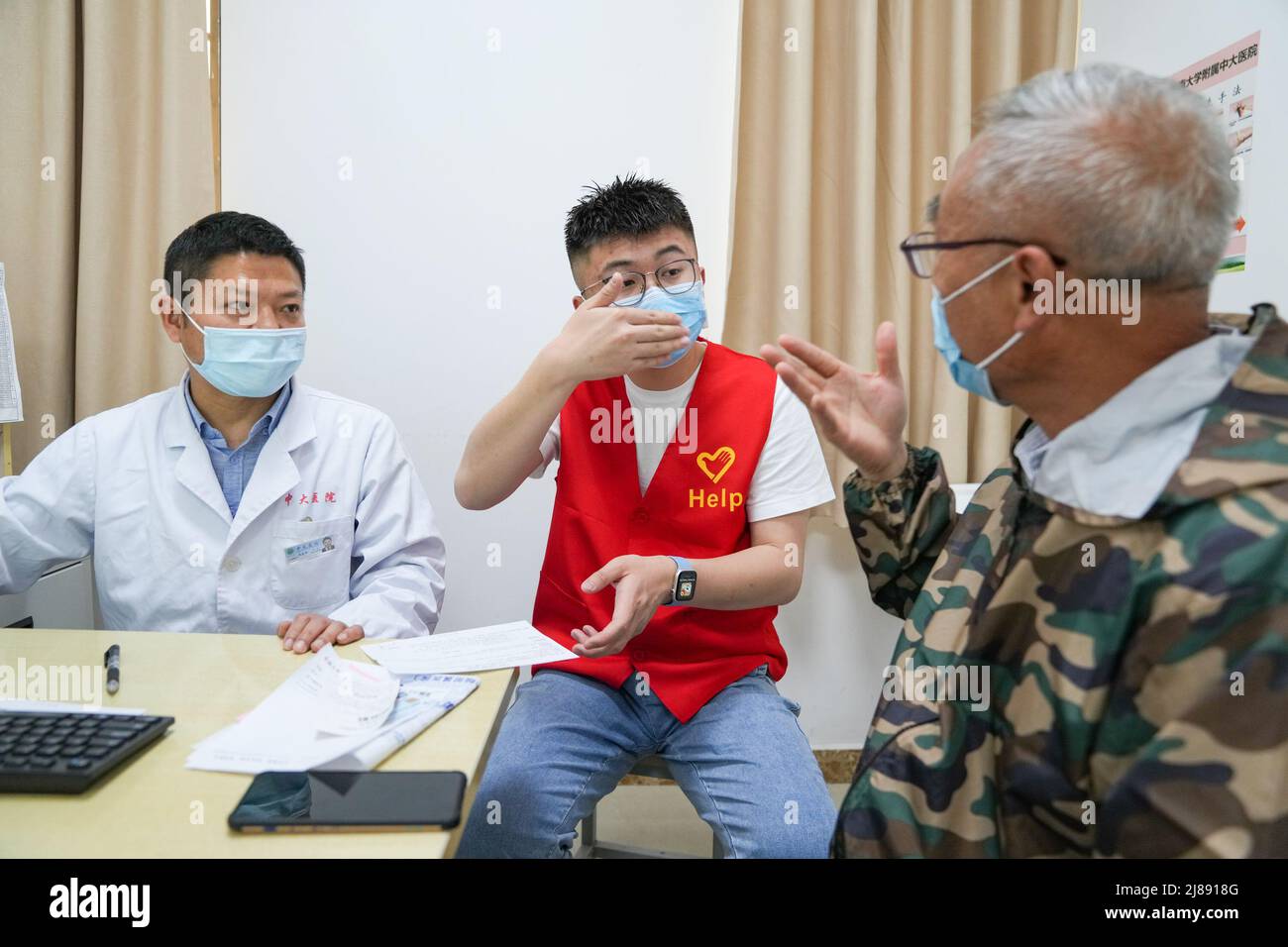 Sign language interpreter hospital hi-res stock photography and images ...