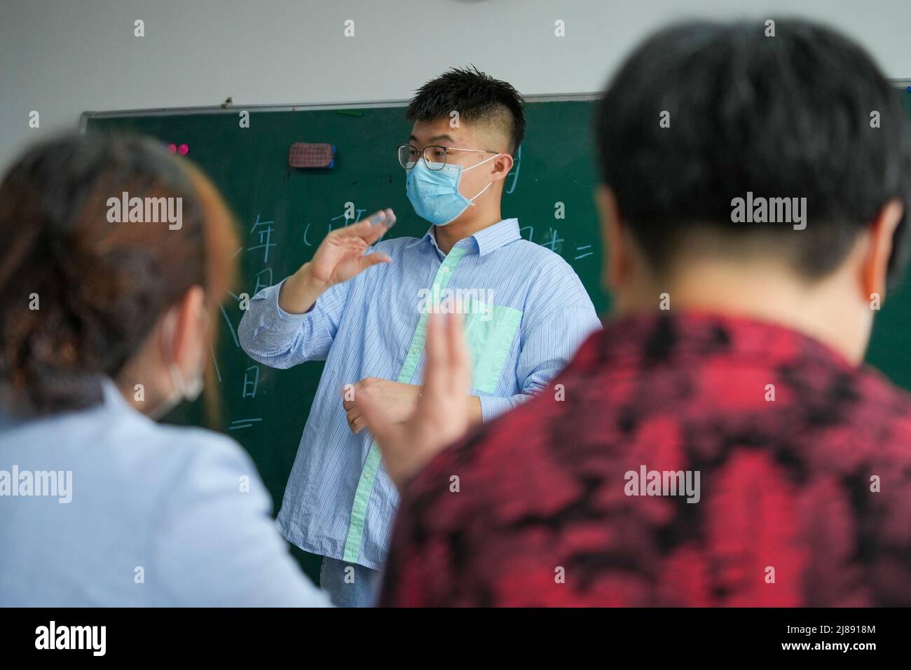 (220514) -- NANJING, May 14, 2022 (Xinhua) -- Chen Xin teaches sign ...