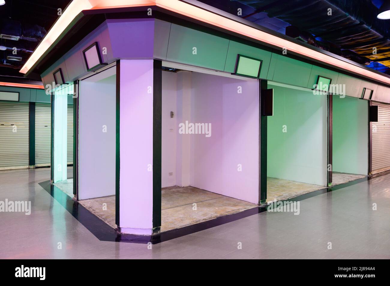 Empty retail space hi-res stock photography and images - Alamy