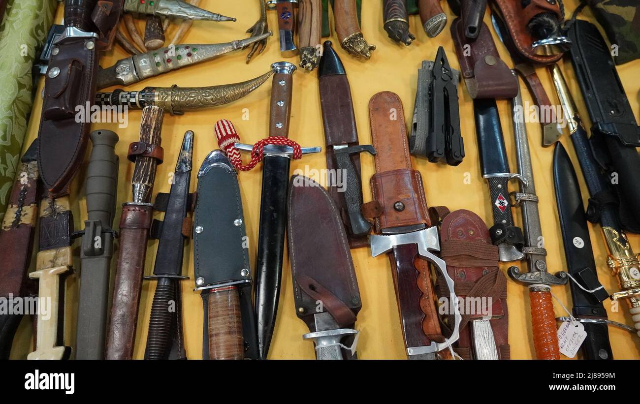 Knives, clinkers, chive, dirk, poniard, snickersnee, stiletto and other ...