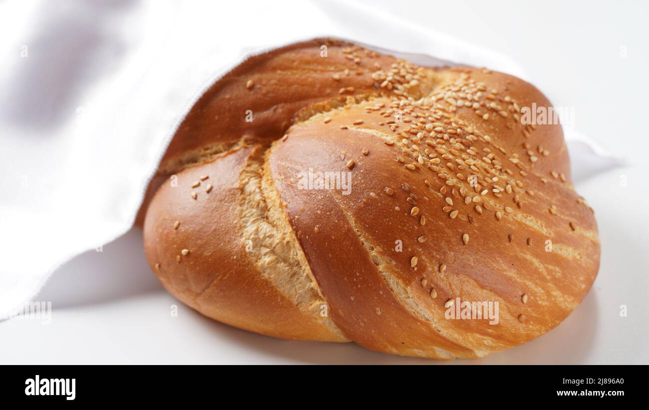 Covered challah bread for Shabbat Stock Photo - Alamy
