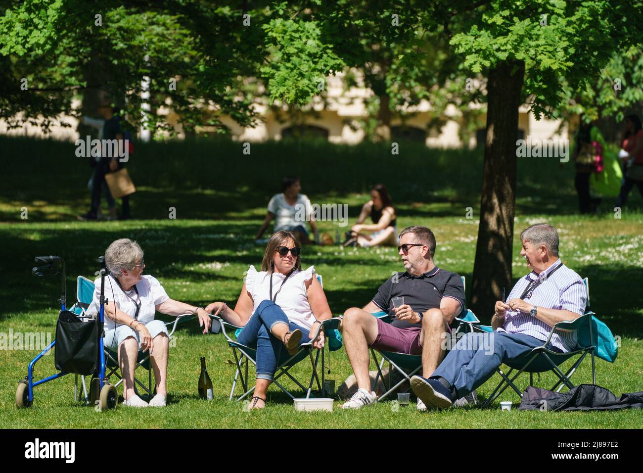 People sit in sun in st jamess park hi-res stock photography and images ...