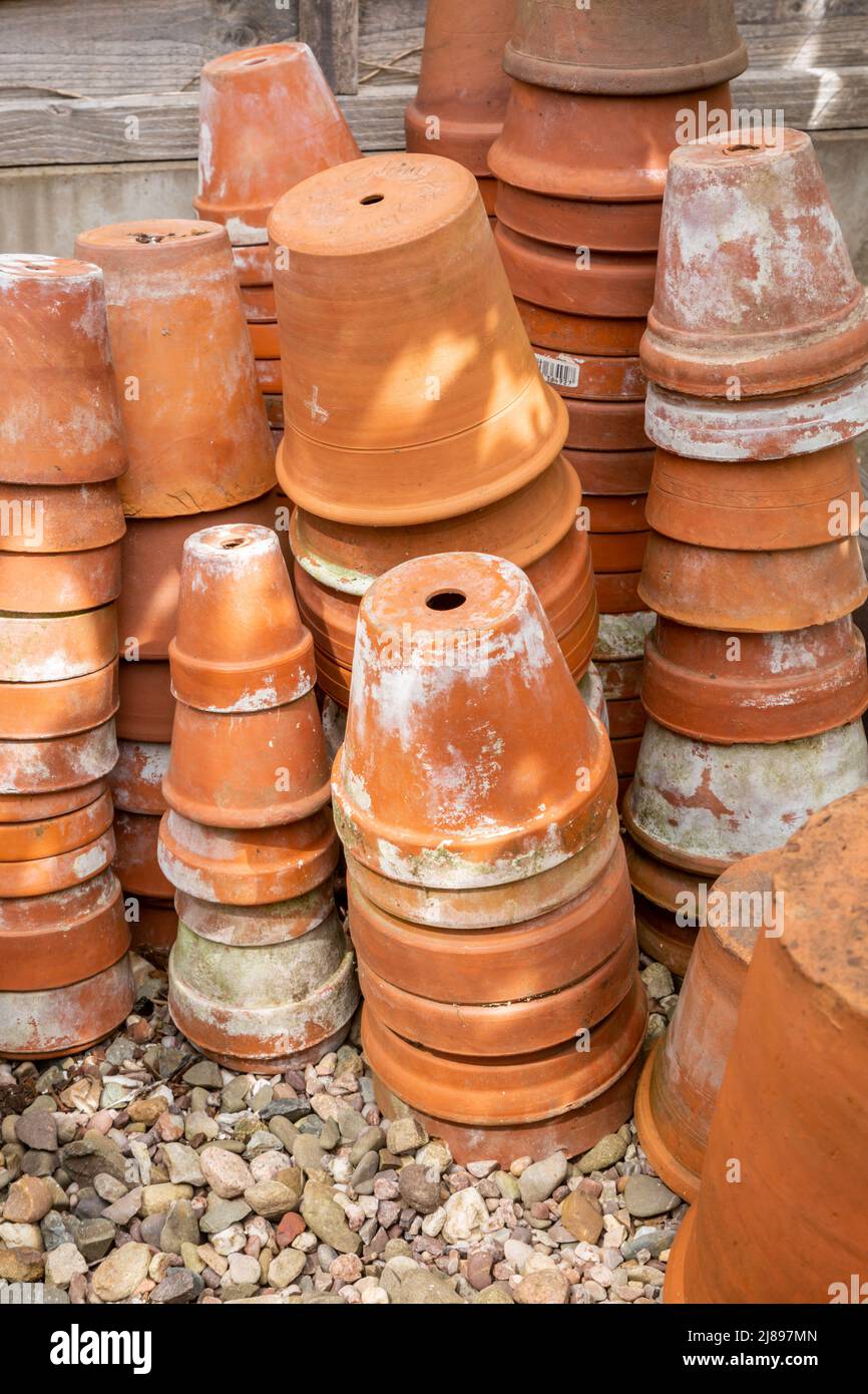 Terracotta pots uk hi-res stock photography and images - Alamy