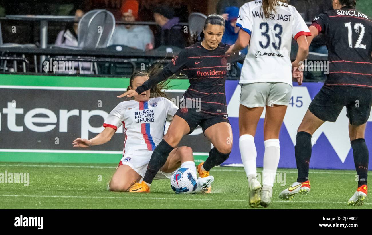 The Thorns' Sophia Smith wins the battle for the ball with the Reign's ...