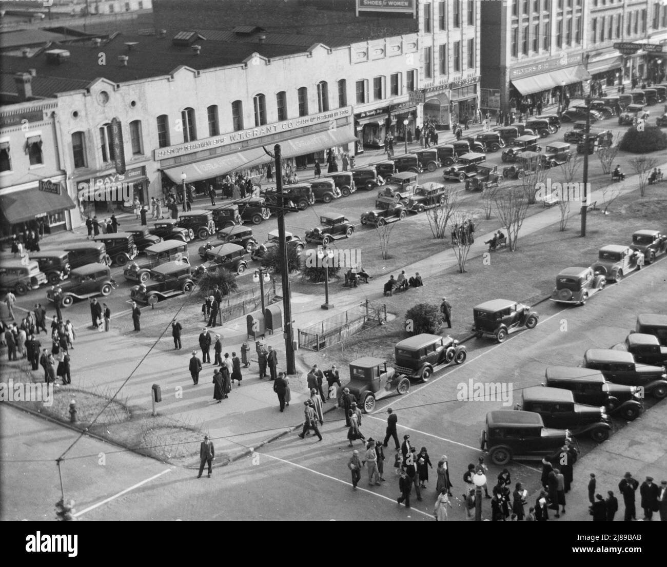 Main street central park Black and White Stock Photos & Images - Alamy