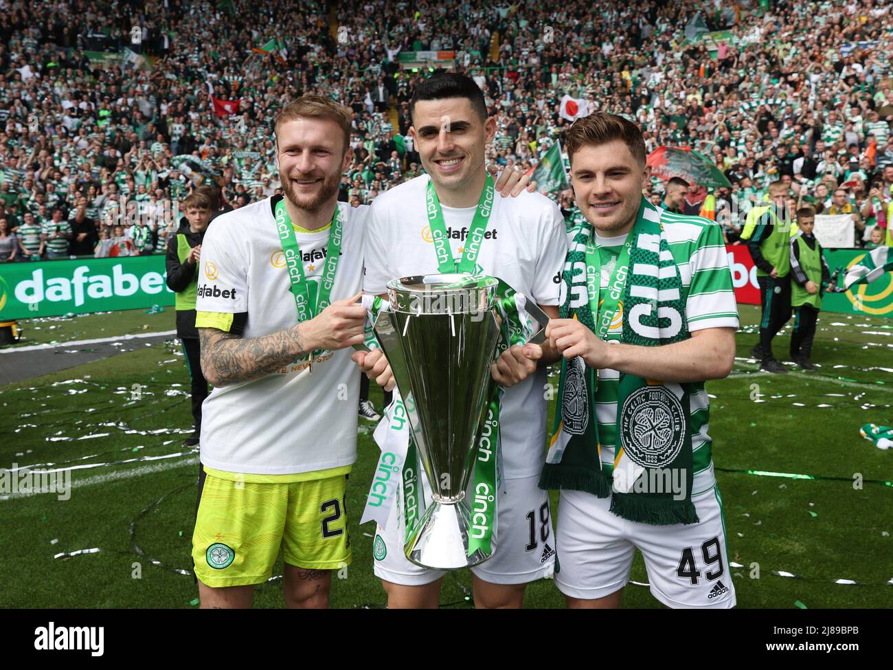 Tom rogic celtic trophy hi-res stock photography and images - Alamy