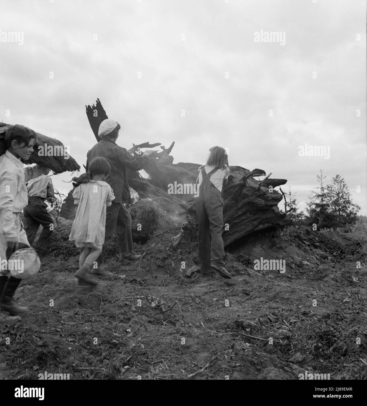 [Untitled, possibly related to: Mrs. Arnold and her children before the ...