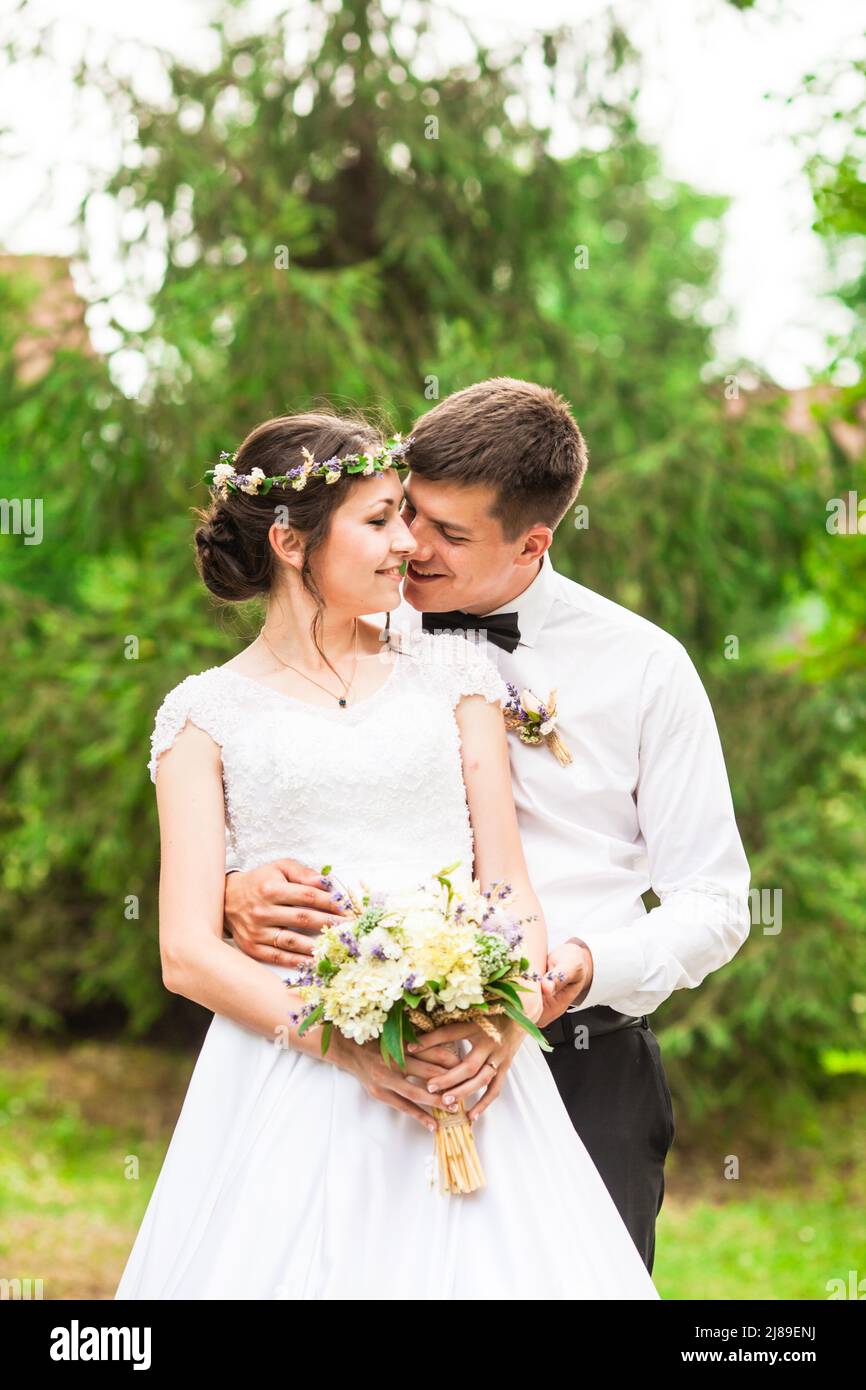 Romantic couple kissing in rain hi-res stock photography and images - Alamy