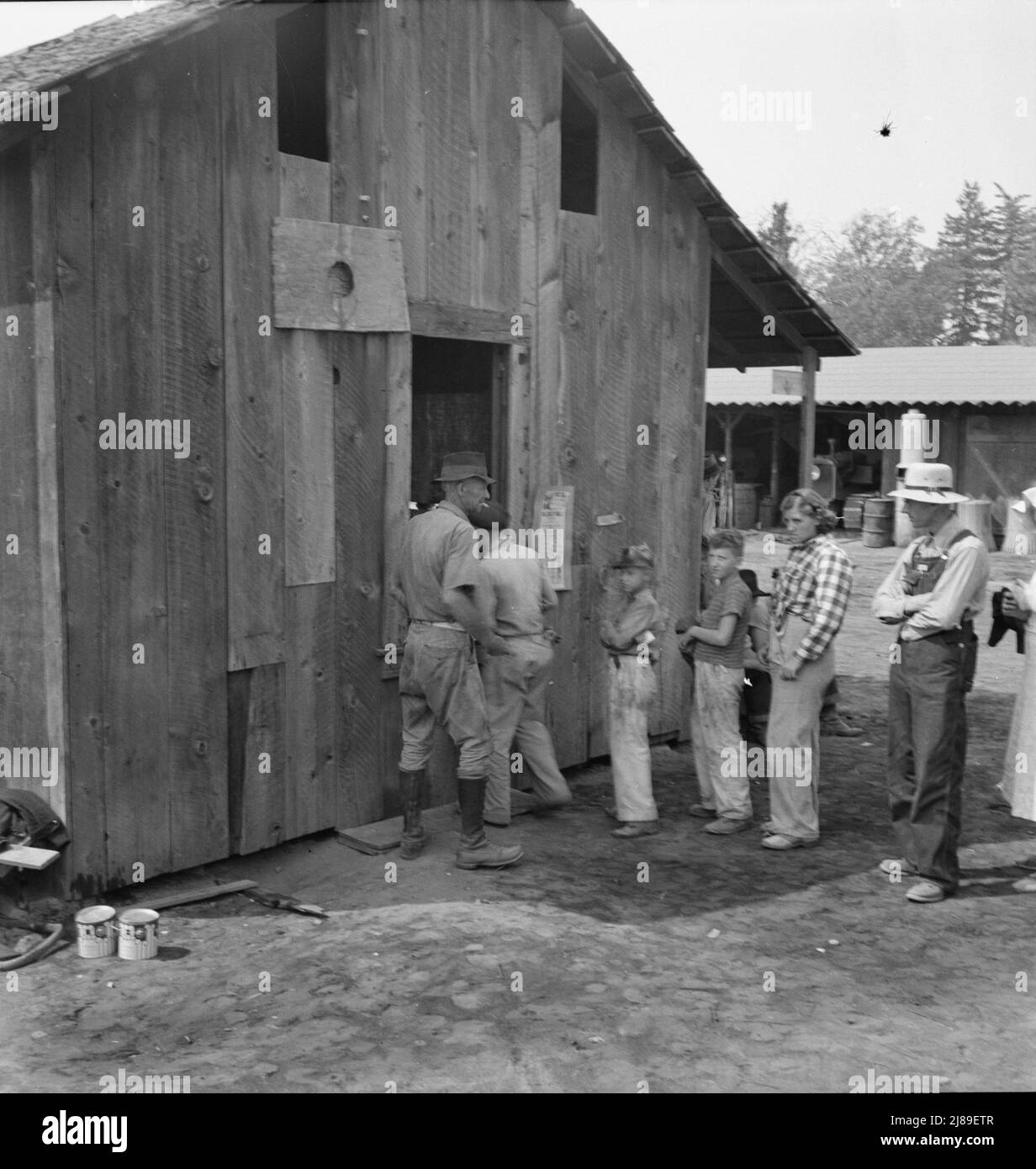 Great depression queue 1930s hi-res stock photography and images - Alamy