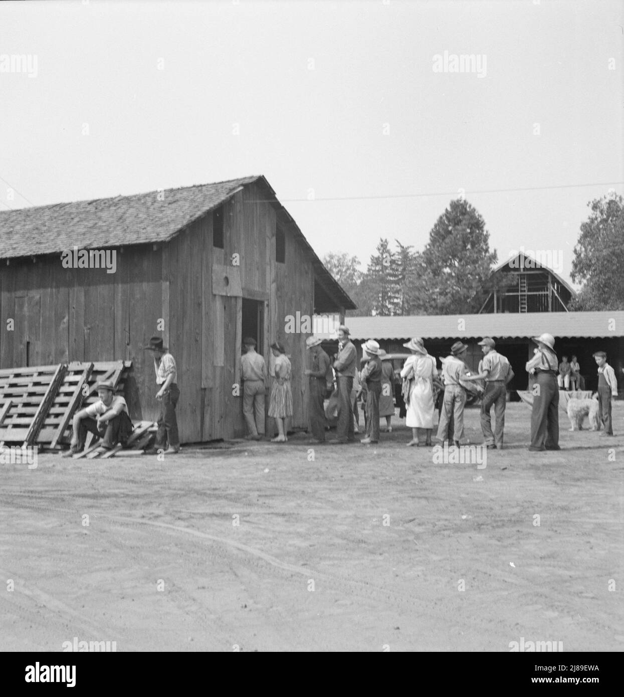Great depression queue 1930s hi-res stock photography and images - Alamy
