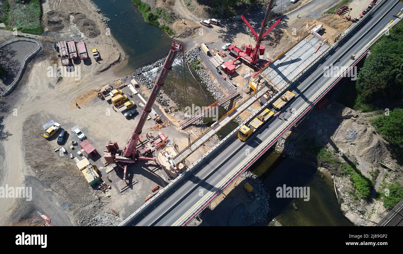 Sinzig, Germany. 14th May, 2022. Two truck-mounted cranes have begun ...