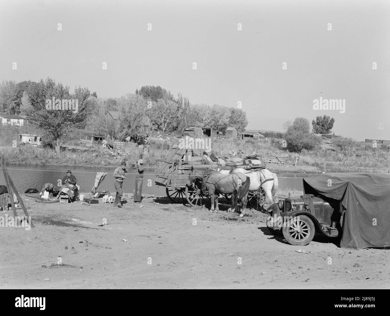 1930s poverty vehicle family hi-res stock photography and images - Alamy