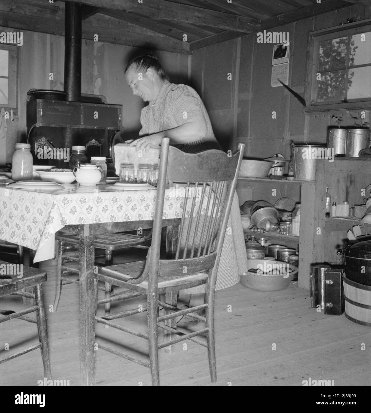 Woman bread 1930s hi-res stock photography and images - Alamy