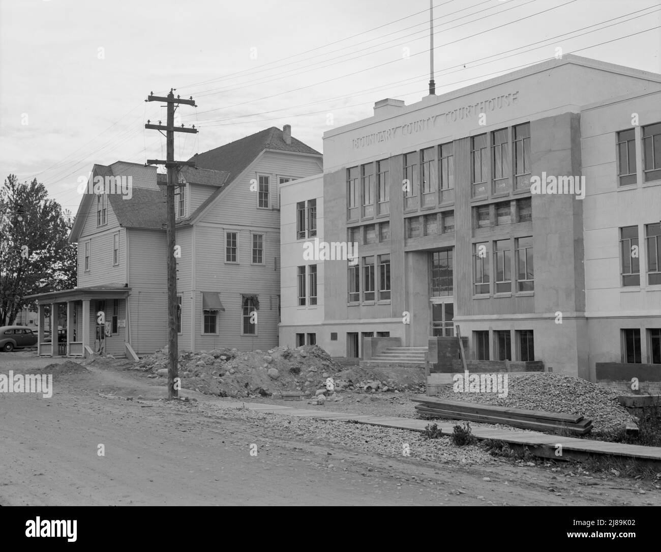 The new WPA (Work Projects Administration) courthouse alongside the old ...
