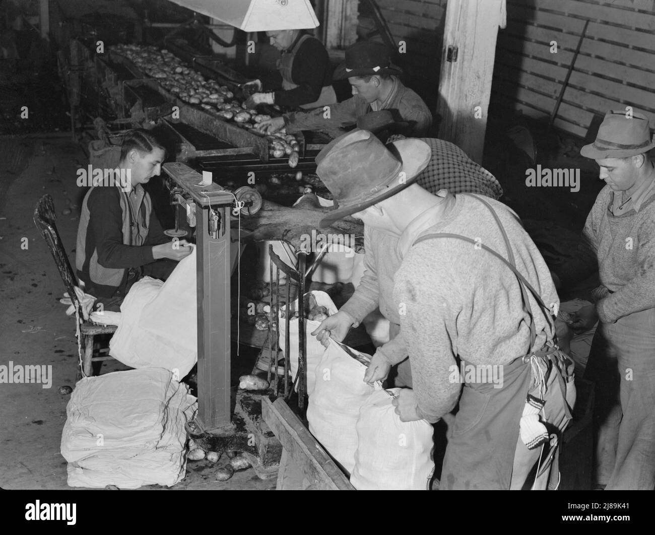 Factory workers 1930s america hi-res stock photography and images - Alamy