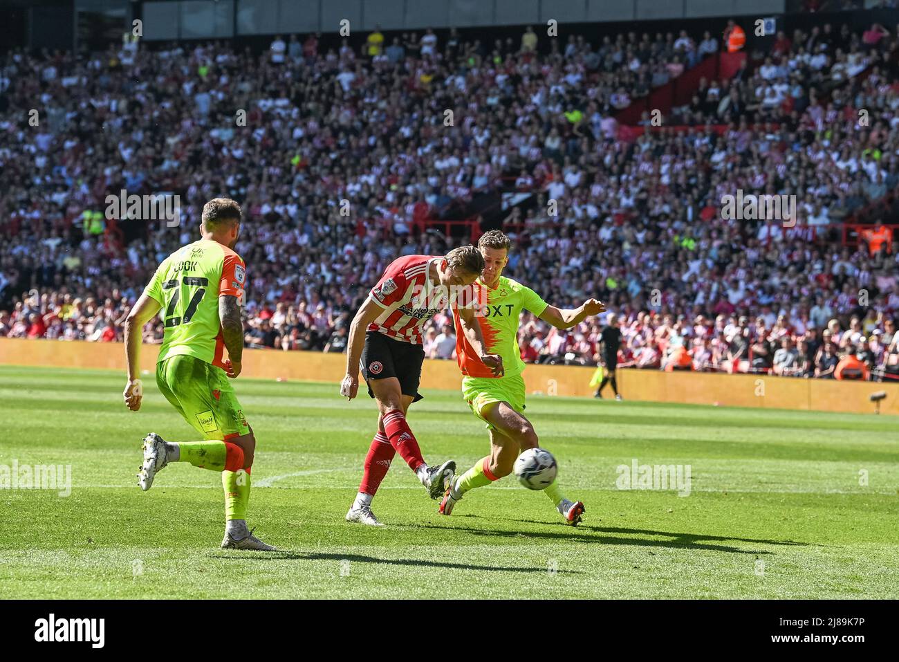 Sander Berge #8 of Sheffield United shoots on goal Stock Photo - Alamy
