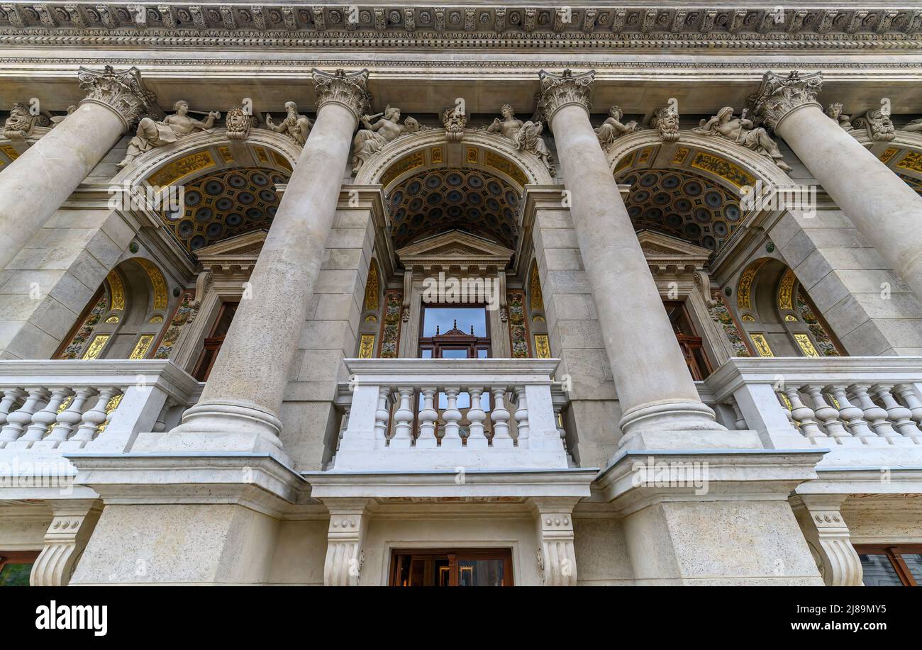 Royal opera house exterior hi-res stock photography and images - Alamy