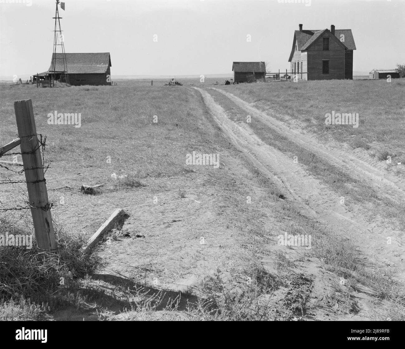 The great depression 1930s farmhouse Black and White Stock Photos ...