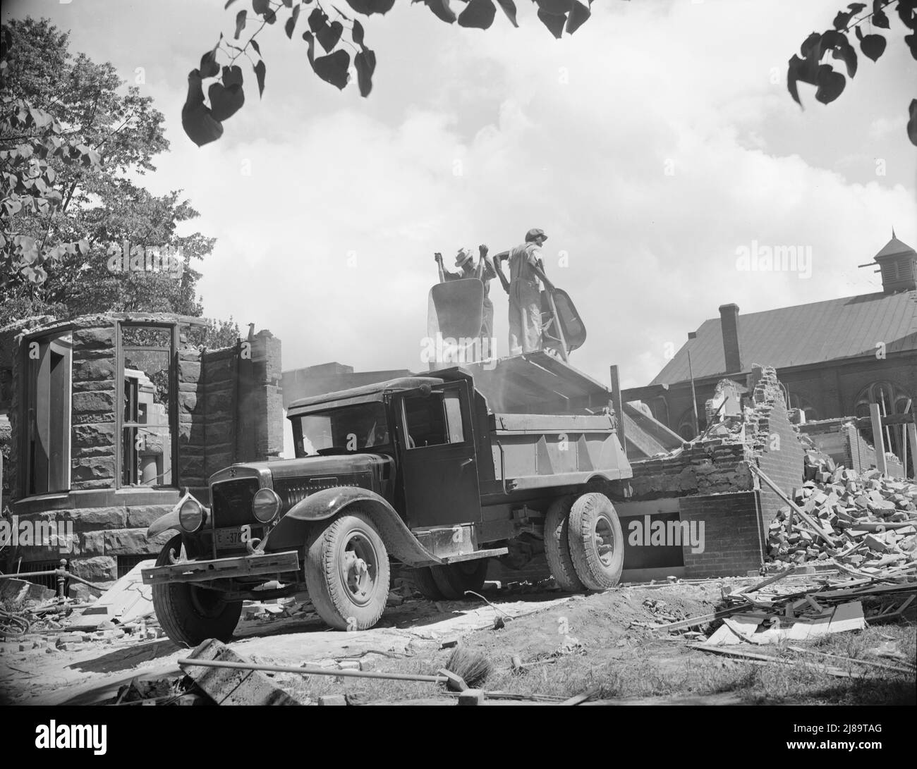 Building debris workers Black and White Stock Photos & Images - Alamy