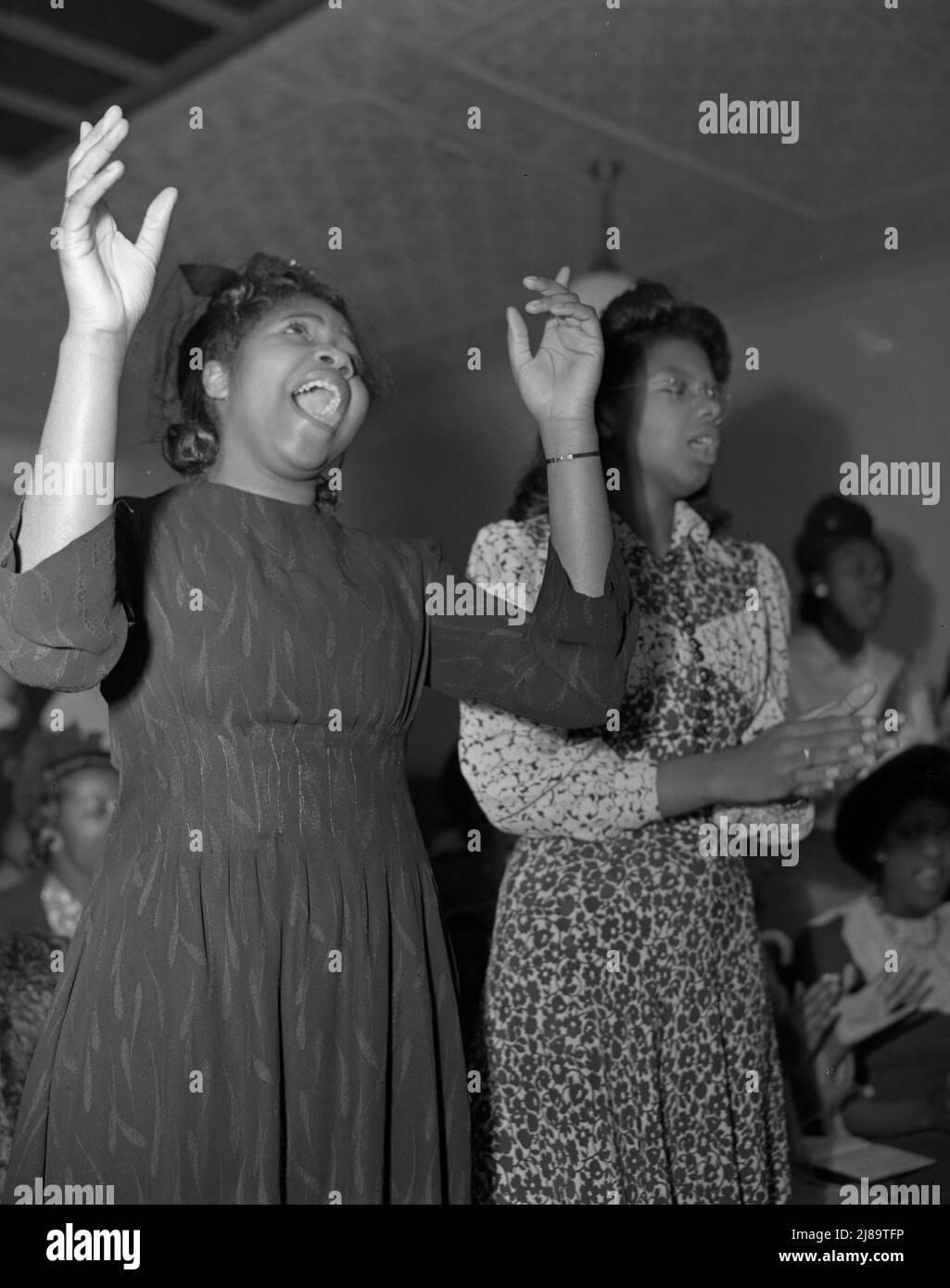 Black female singer in 1940s hi-res stock photography and images - Alamy