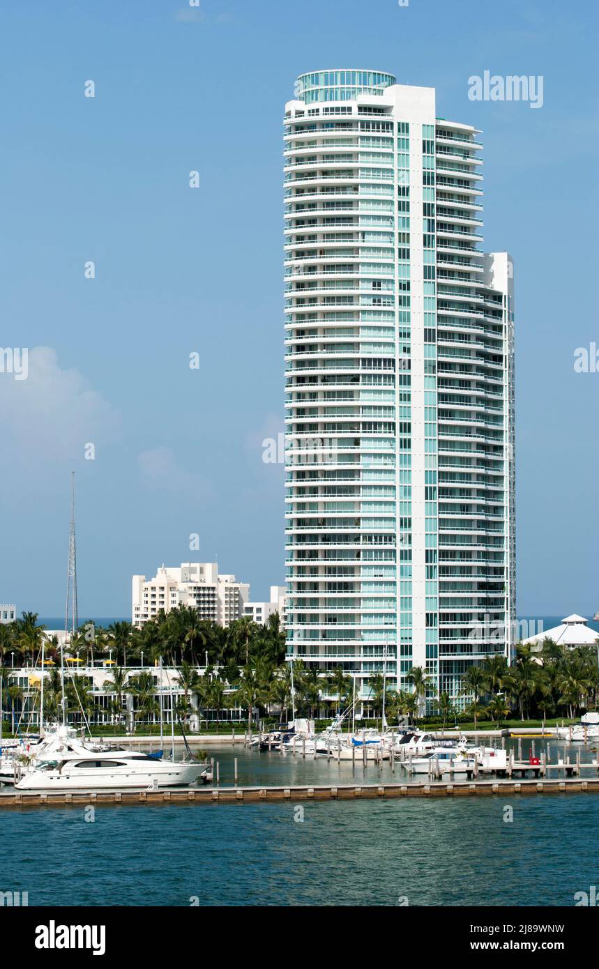 The view of a marina and a tall residential building in Miami South ...