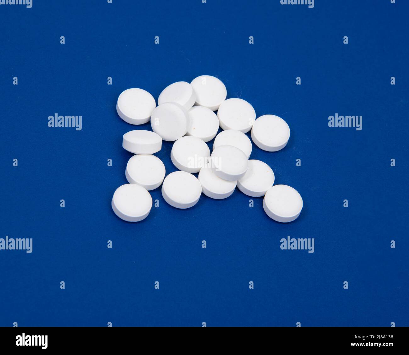 Medcine white pills aspirin pharmacy on blue background Stock Photo - Alamy