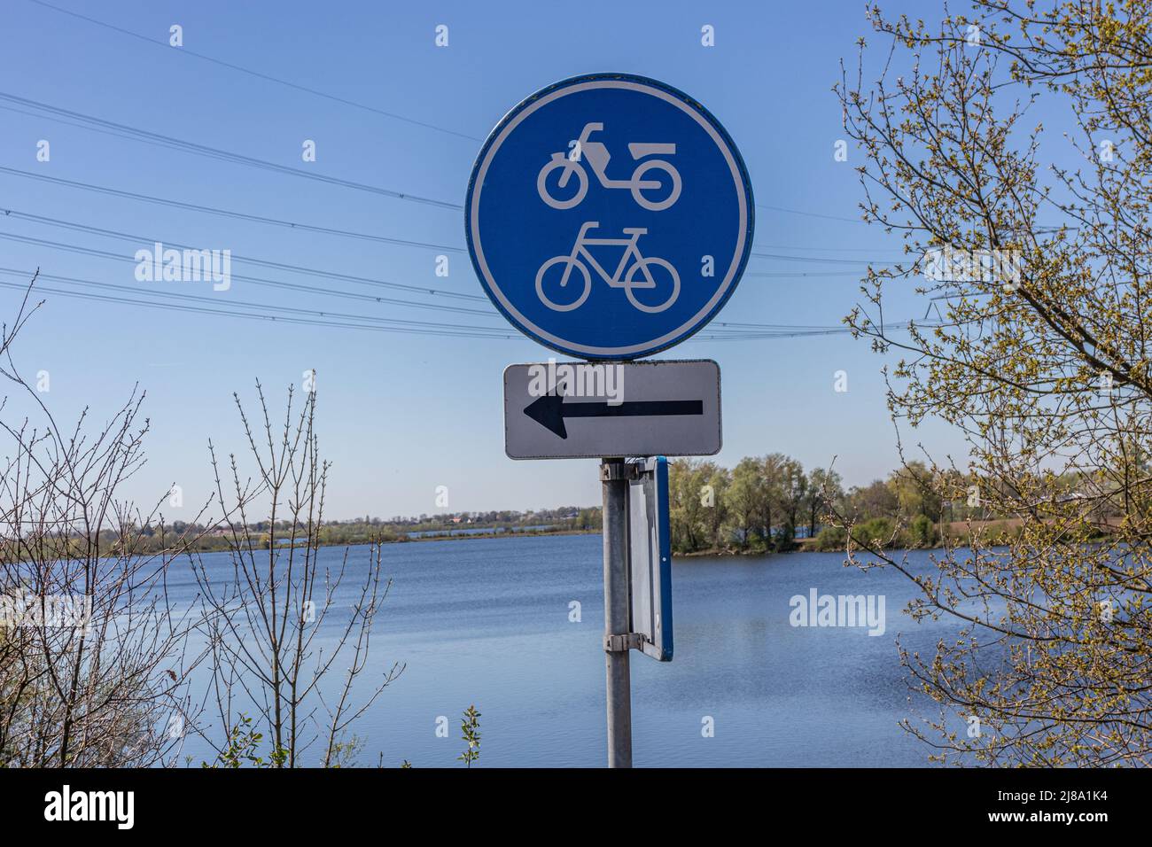Road sign circular black arrow hi-res stock photography and images - Alamy