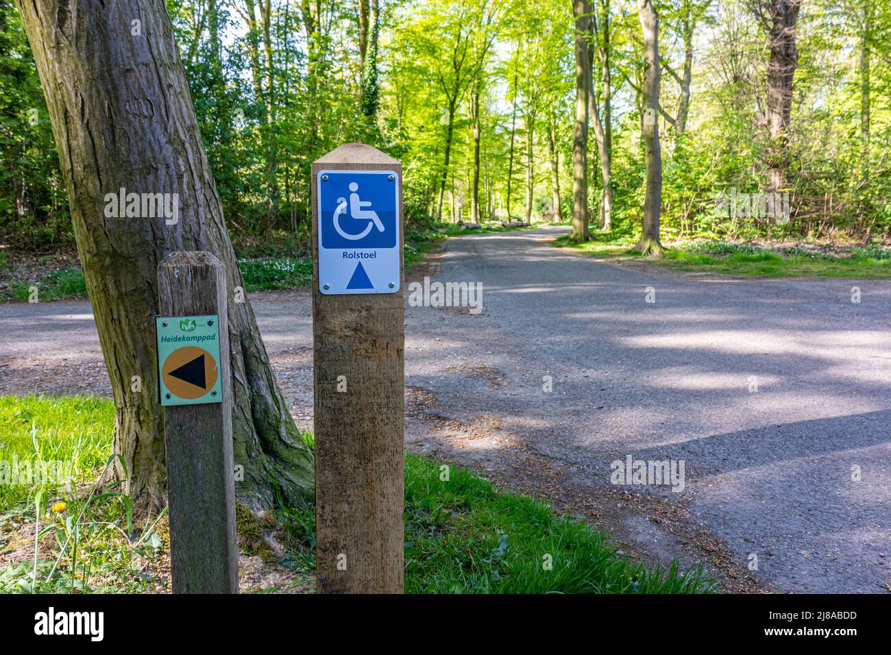 Wheelchair countryside path sign hi-res stock photography and images ...