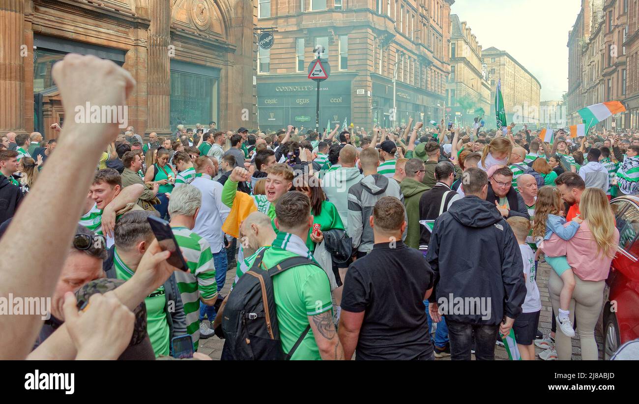 Celtic fans glasgow cross hi-res stock photography and images - Alamy