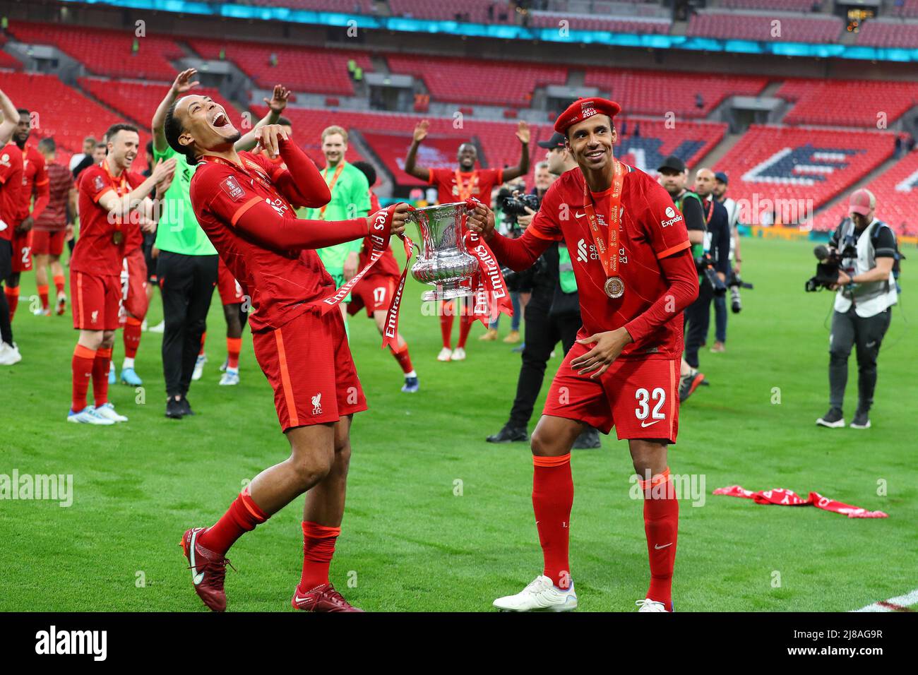 Virgil van dijk trophy hi-res stock photography and images - Alamy