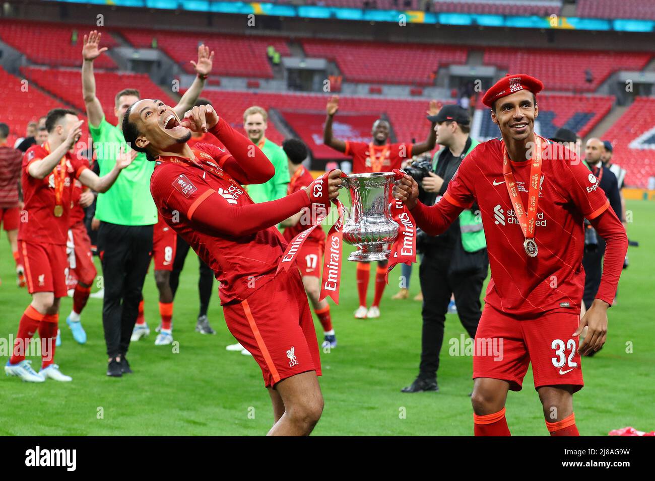 Virgil van dijk trophy hi-res stock photography and images - Alamy
