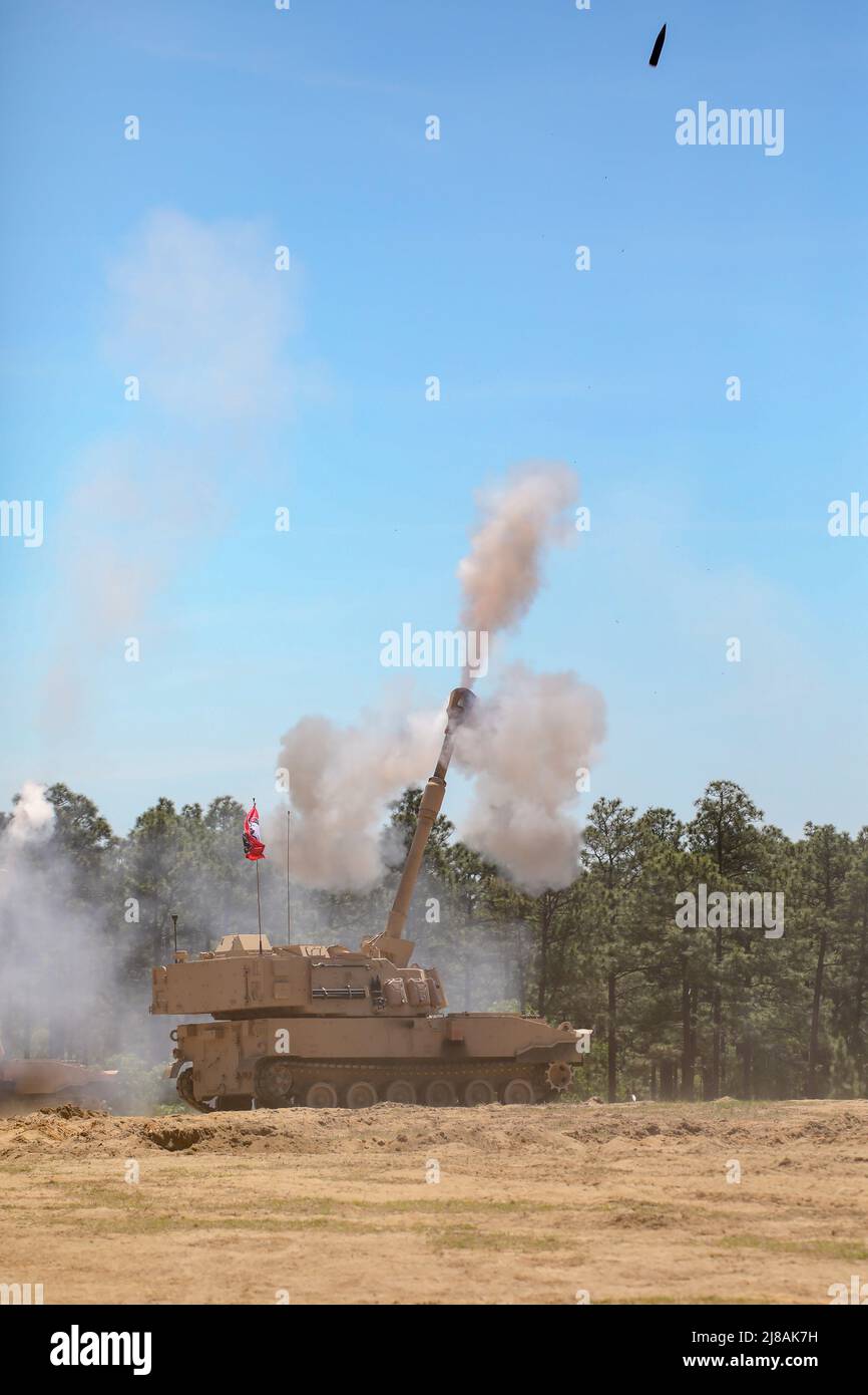 Self propelled howitzer m109 hi-res stock photography and images - Alamy