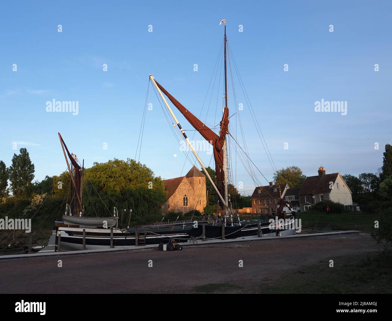 Lower Halstow, Kent, UK. 14th May, 2022. UK Weather: the nearly full ...