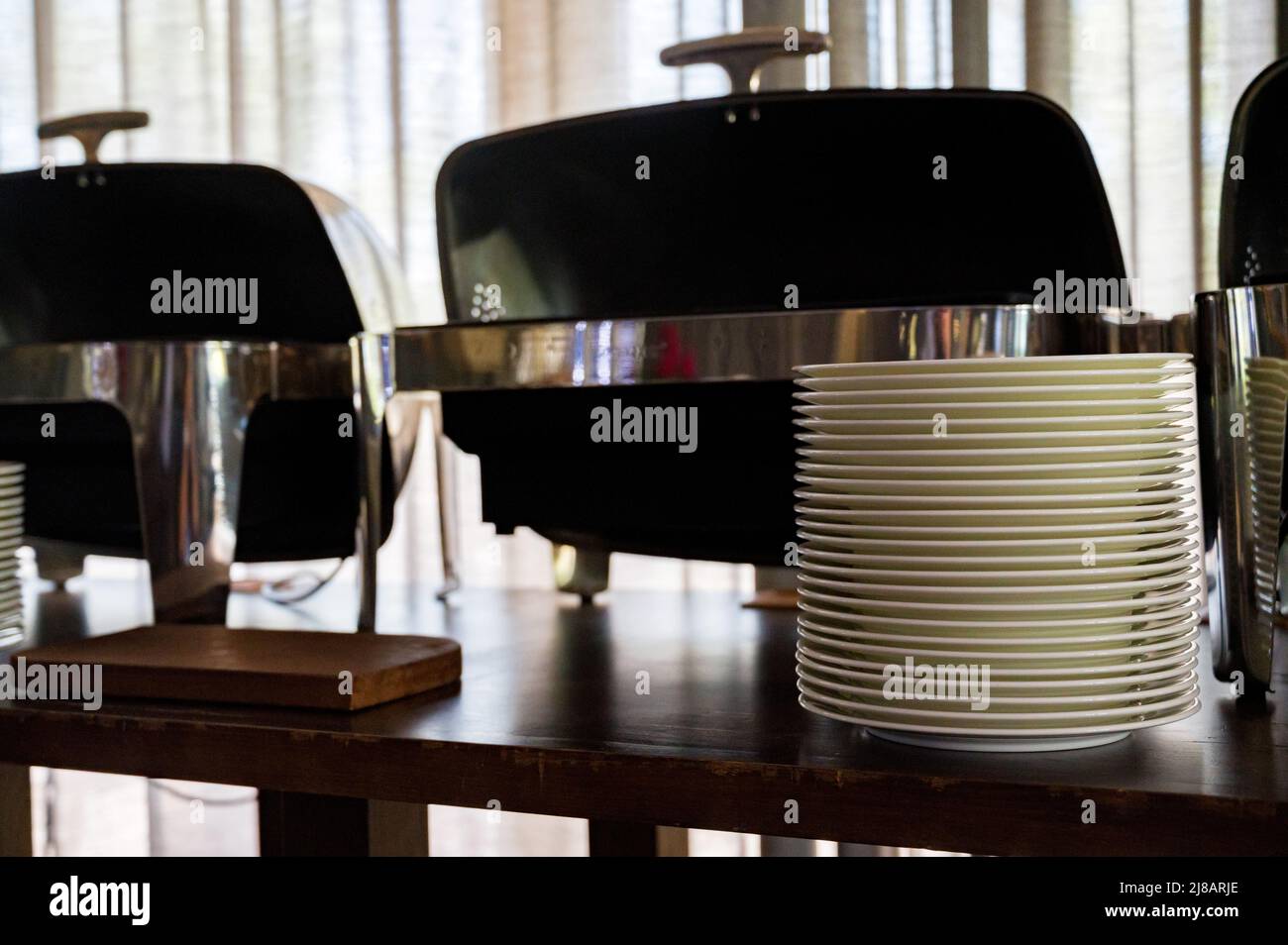 Close up of stack of clean white plates - buffet Stock Photo - Alamy