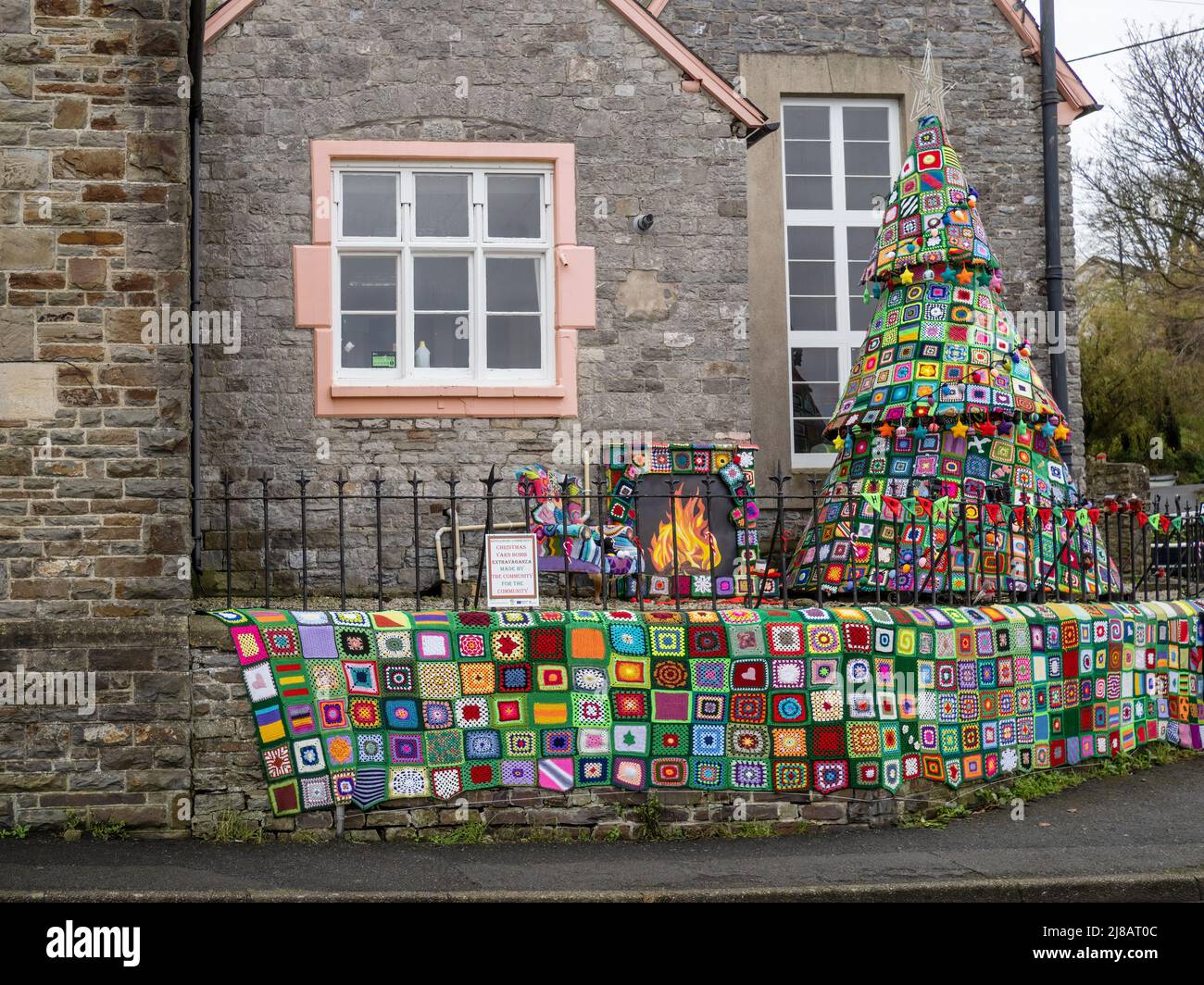 APPLEDORE, NORTH DEVON, DECEMBER 13 2021: Christmas yarn bombing around ...
