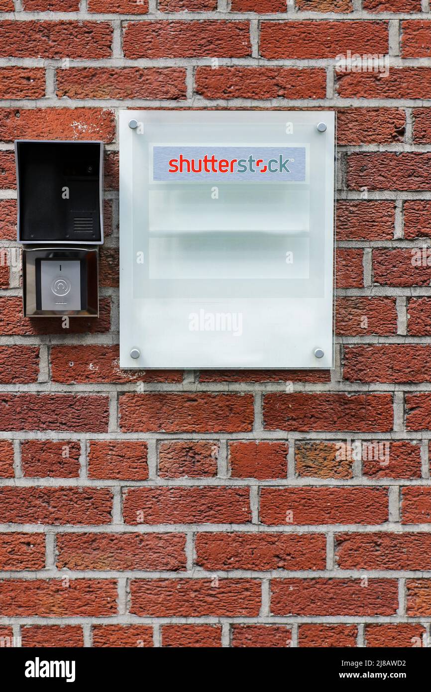 Shutterstock sign hi-res stock photography and images - Alamy