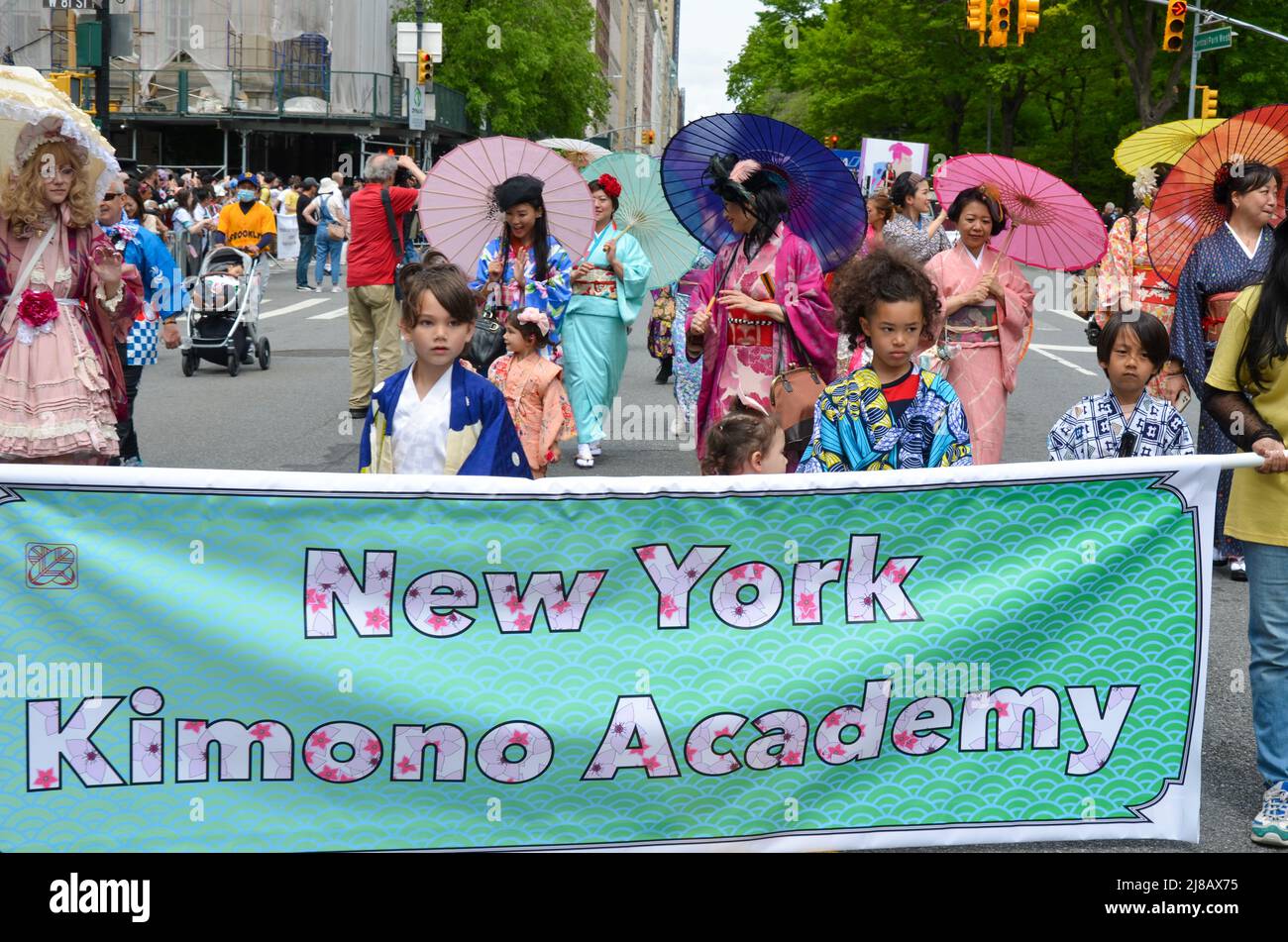 Japanese-Americans wearing traditional Japanese clothing to march down ...