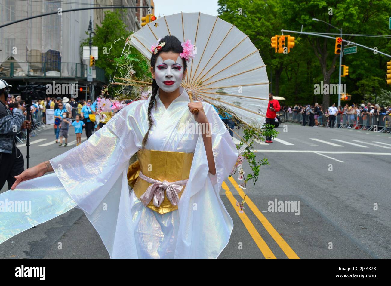Japanese-American wearing traditional Japanese clothing to march down ...