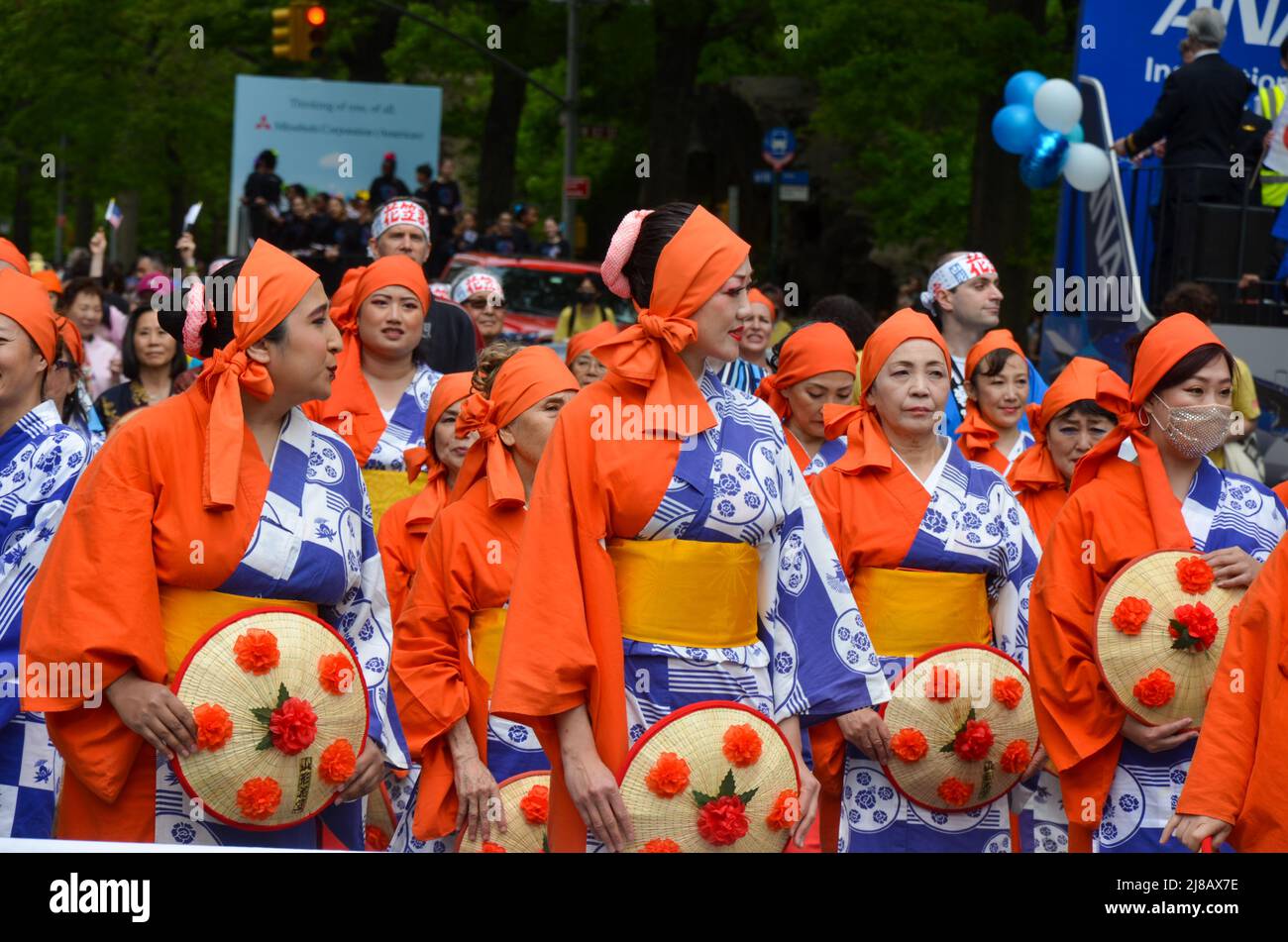 Japanese-Americans wearing traditional Japanese clothing to march down ...