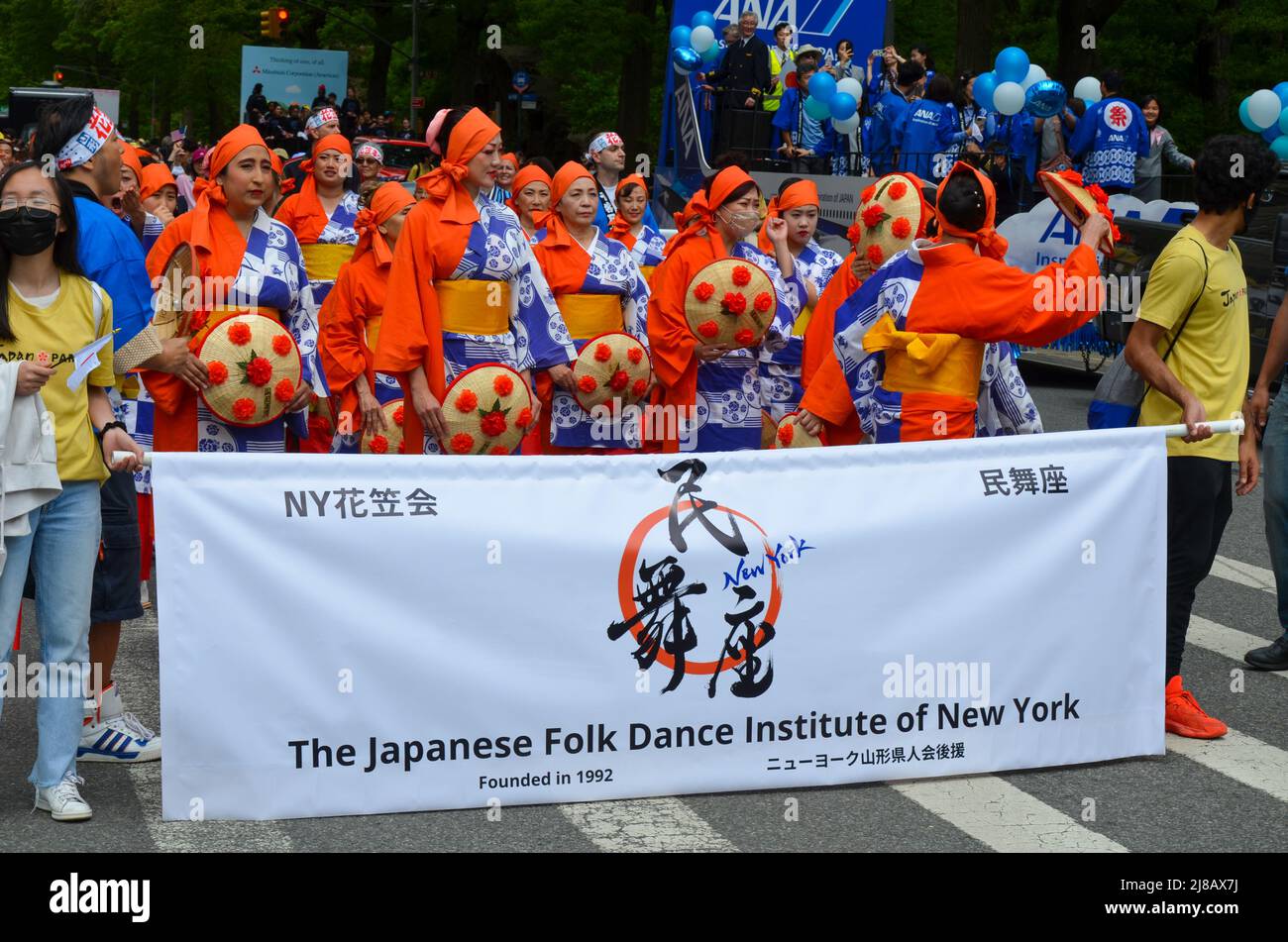 Japanese-Americans wearing traditional Japanese clothing to march down ...