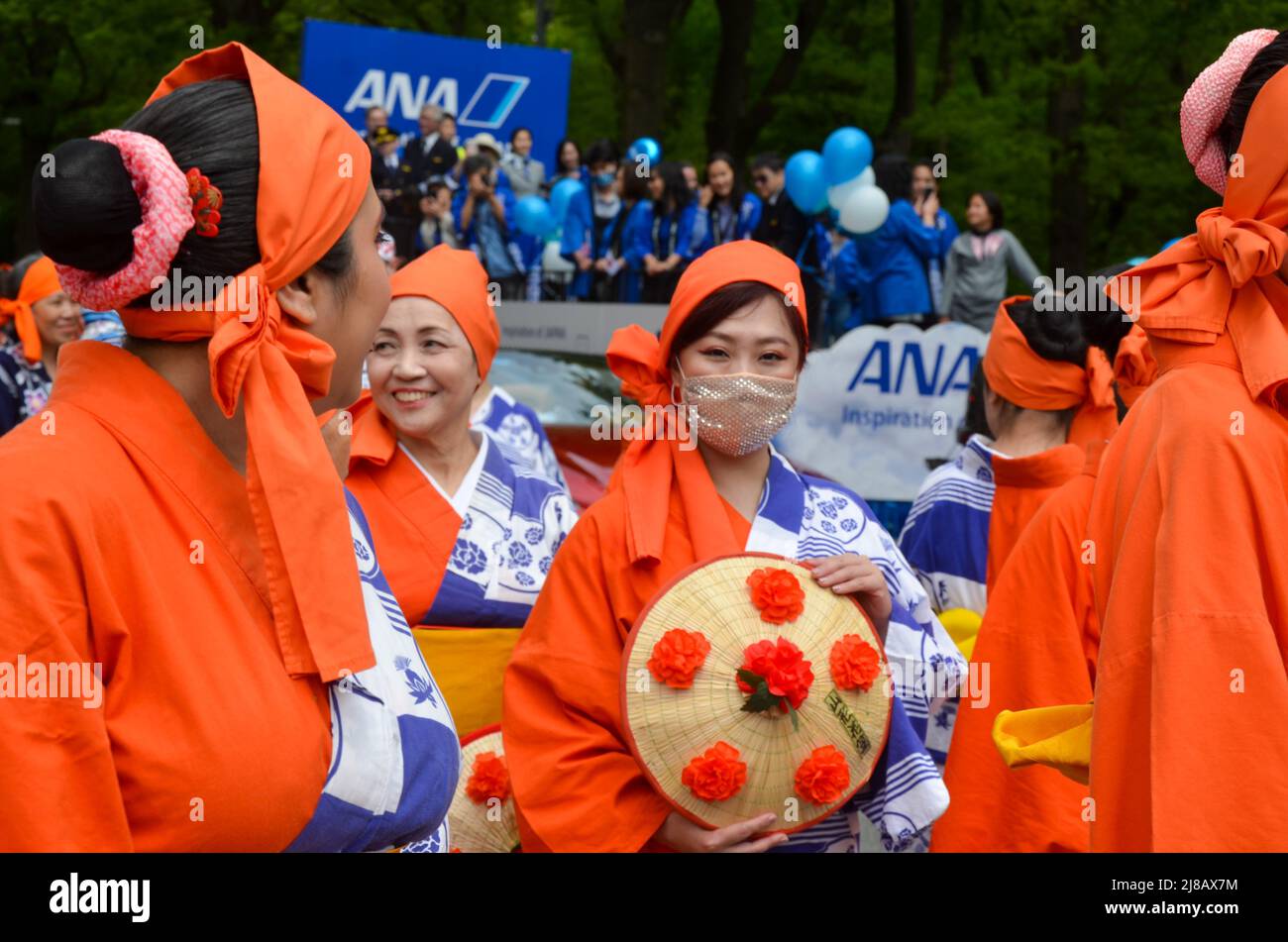 Japanese-Americans wearing traditional Japanese clothing to march down ...