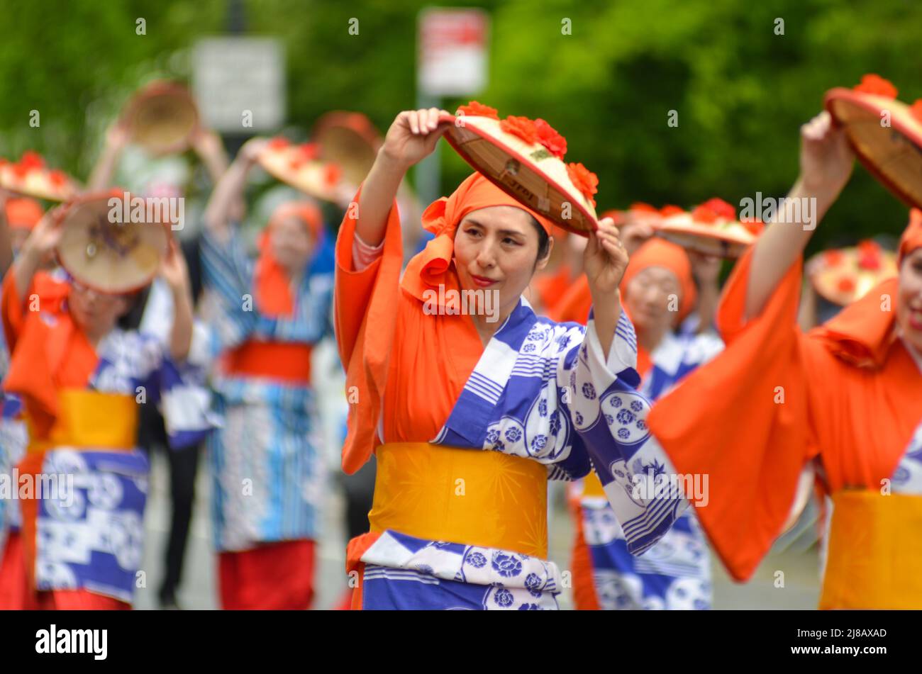 Japanese-Americans wearing traditional Japanese clothing to march down ...