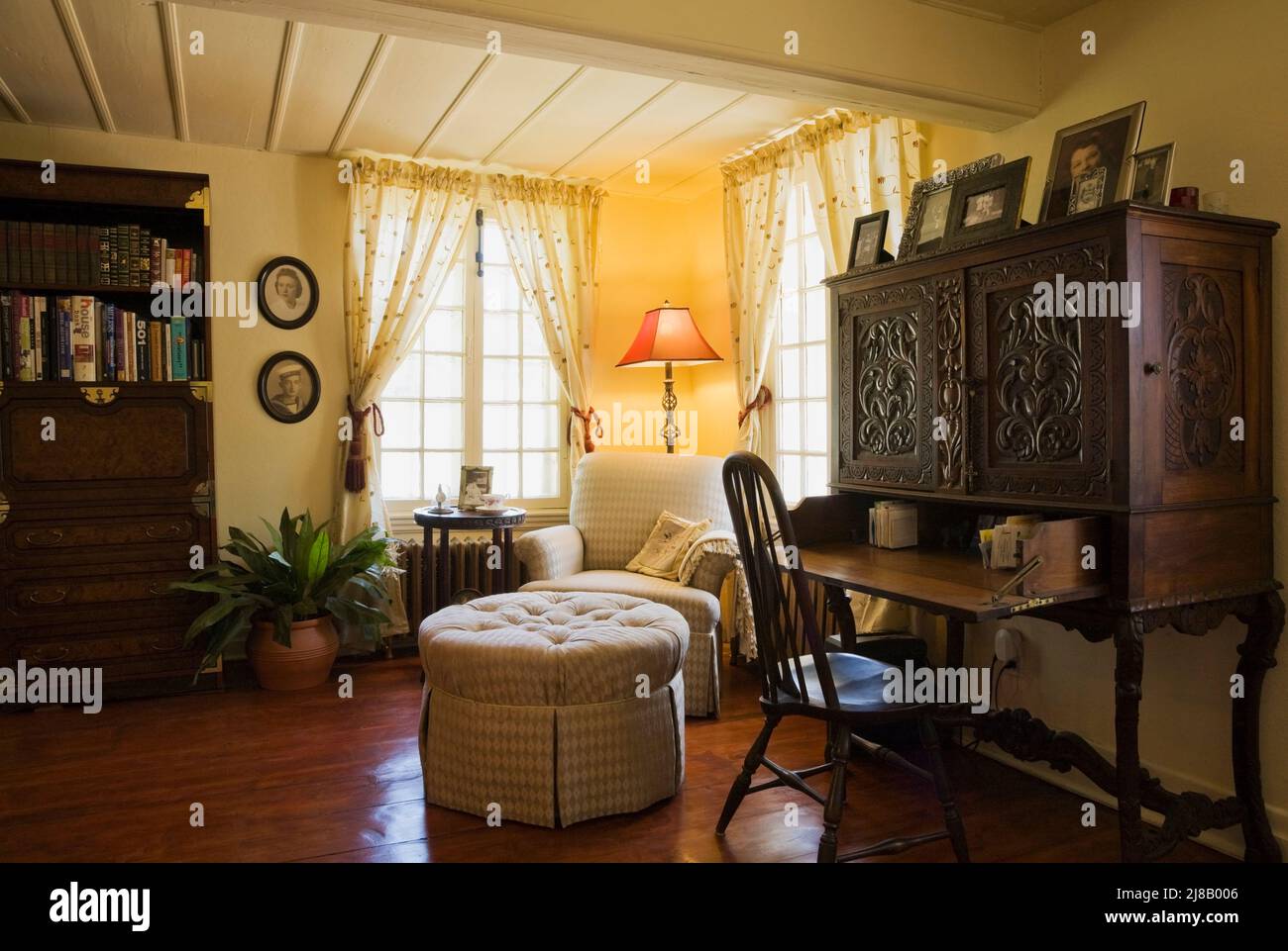 Furniture study cottage hi-res stock photography and images - Alamy