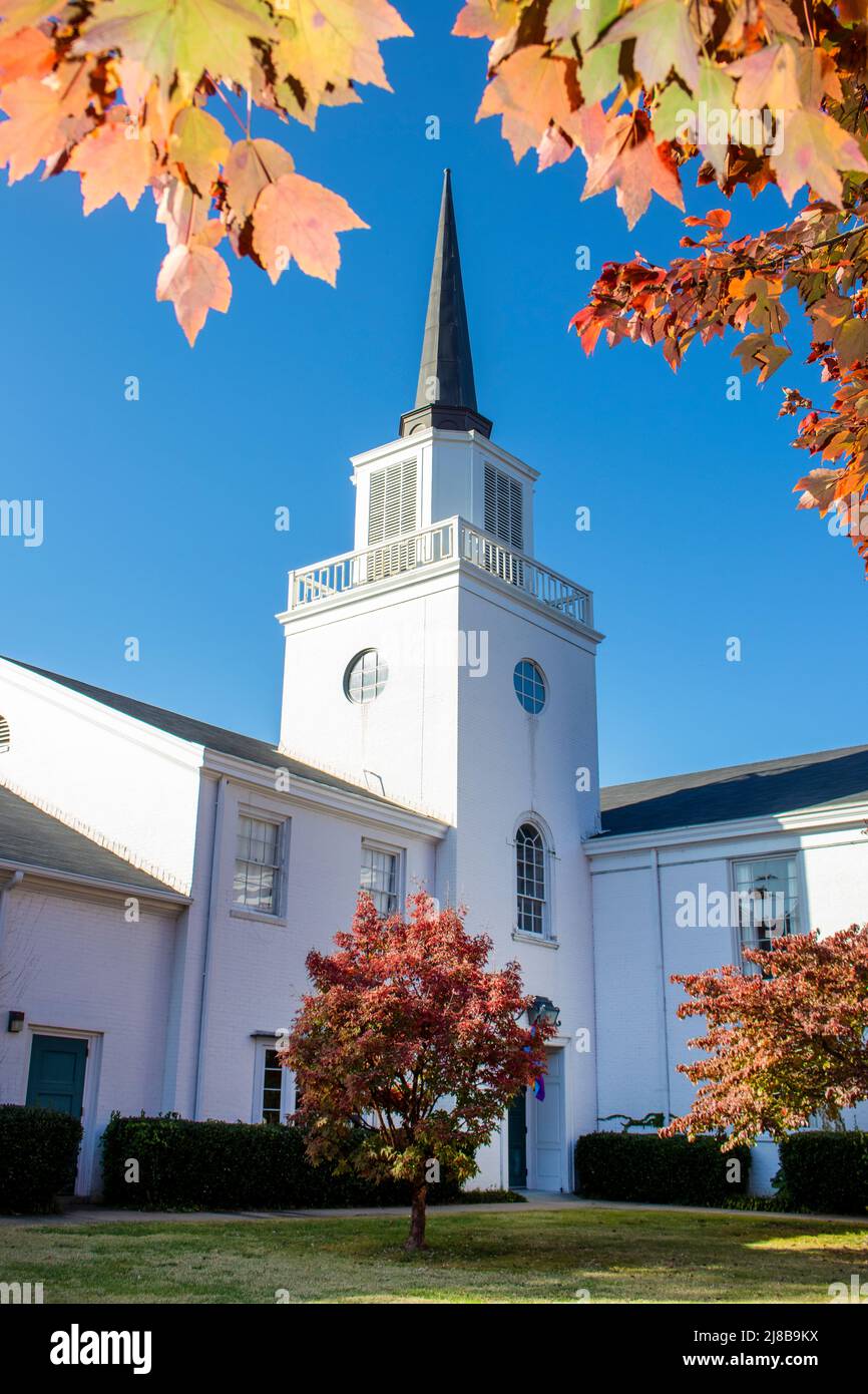 White church with steeple hi-res stock photography and images - Alamy
