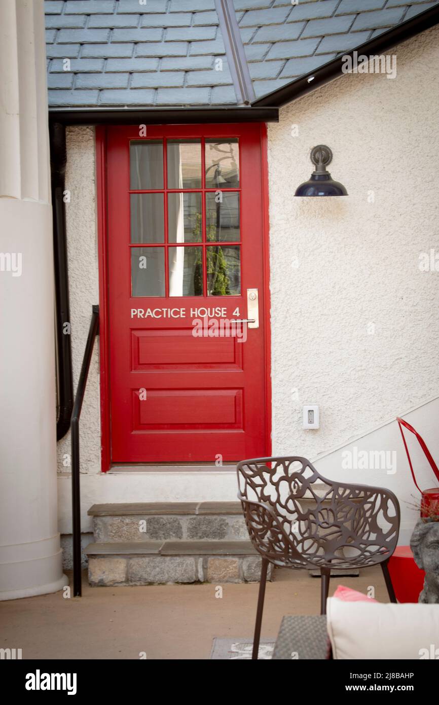 Red door house steps hi-res stock photography and images - Alamy