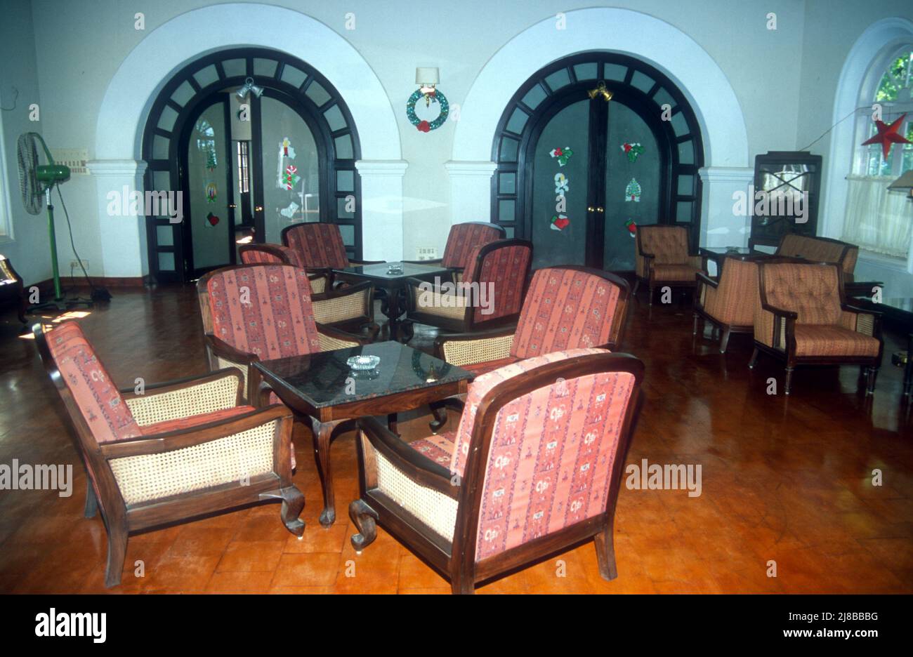 Lounge bar in the old Cochin Club in Cochin, Kerala, India founded 1914 ...