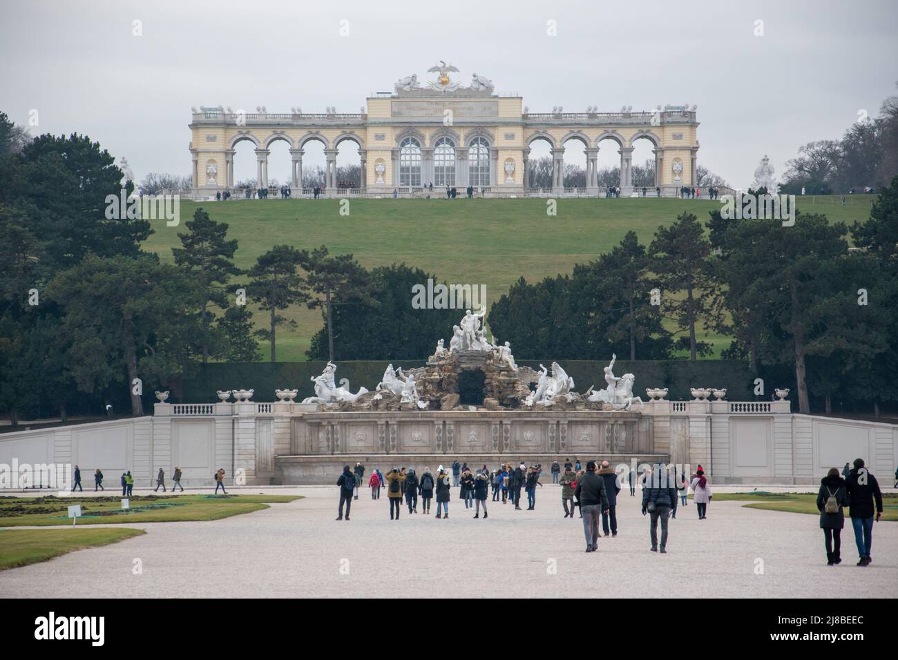 Neptune Fountains with Gloriette in the gardens at Schonbrunn Palace, Vienna, Austria Stock ...