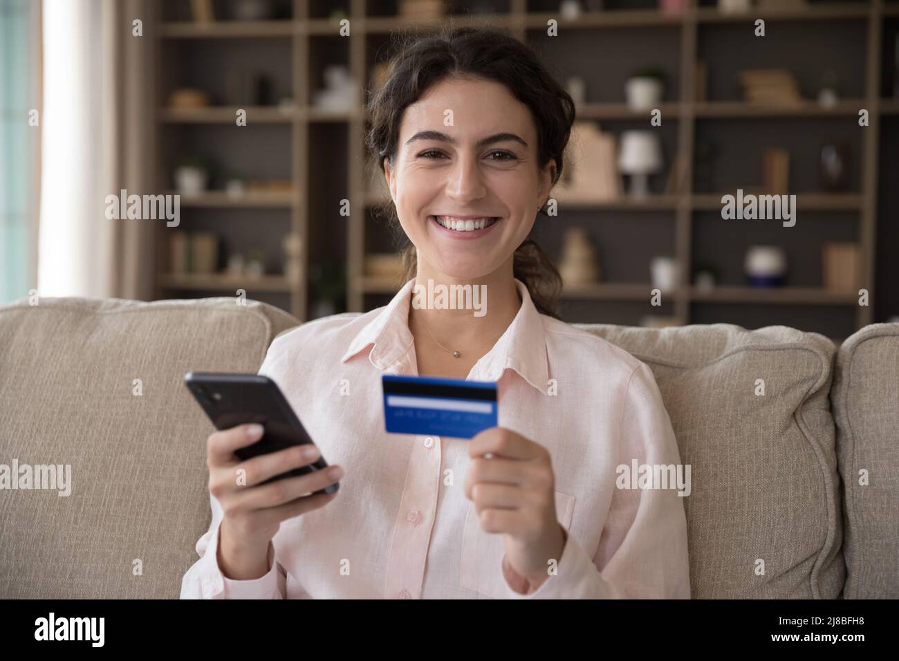 Woman holds smartphone credit hi-res stock photography and images - Alamy