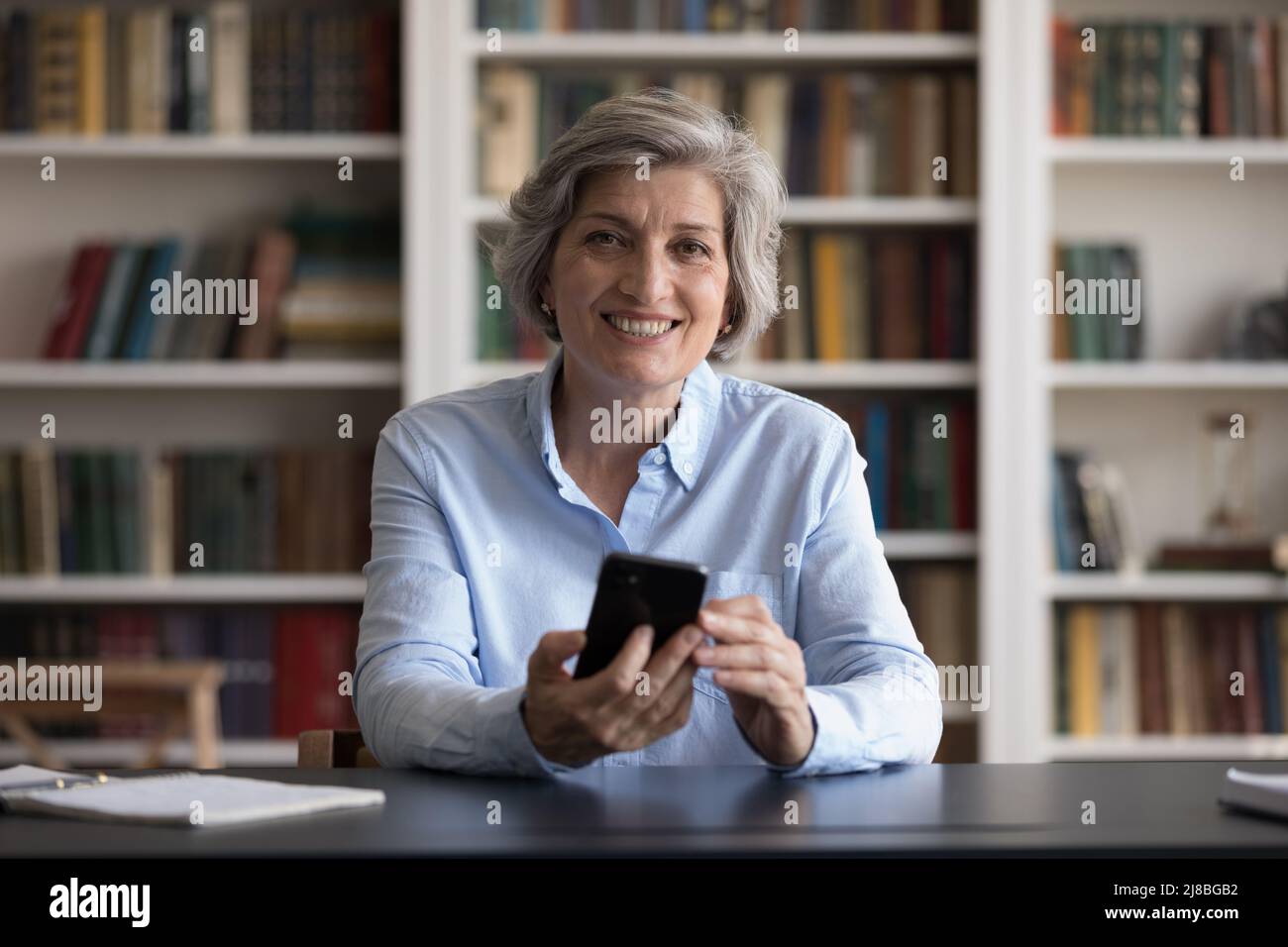 Mature professional woman hi-res stock photography and images - Alamy