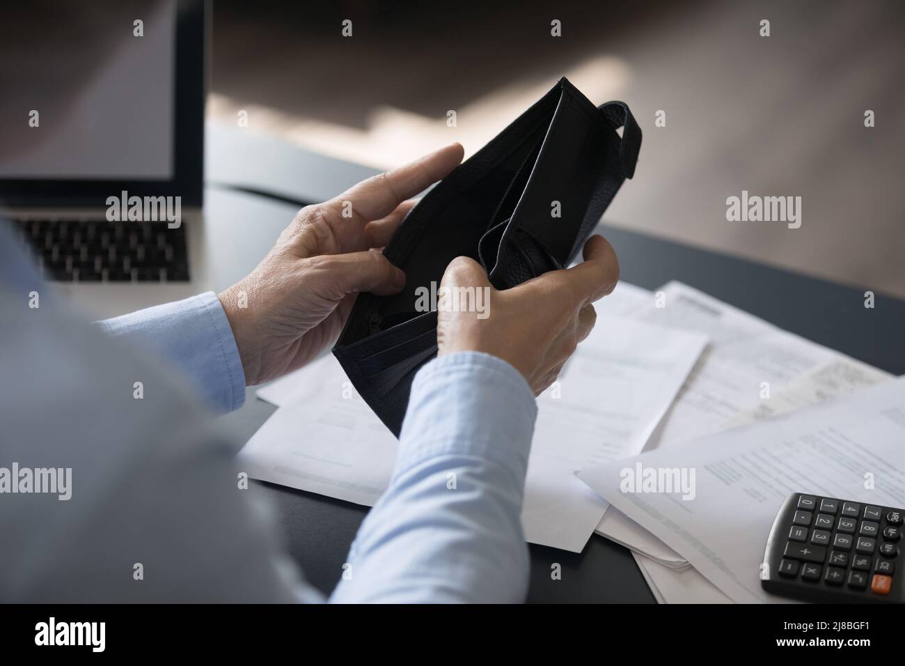 Empty wallet woman hi-res stock photography and images - Alamy